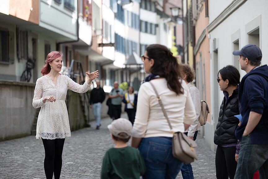 «Erzählen ist ein Gemeinschaftserlebnis»: Zugerin führt mit Märchen und Sagen durch die Altstadt