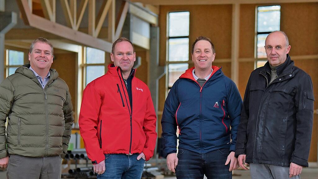 Die Geschäftsleitung der Schilliger Holz AG in der Halle des neuen ...