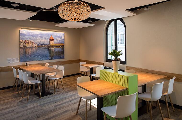 Renoviertes Coop Restaurant in Luzern: Bodenständiges in luftigem Design