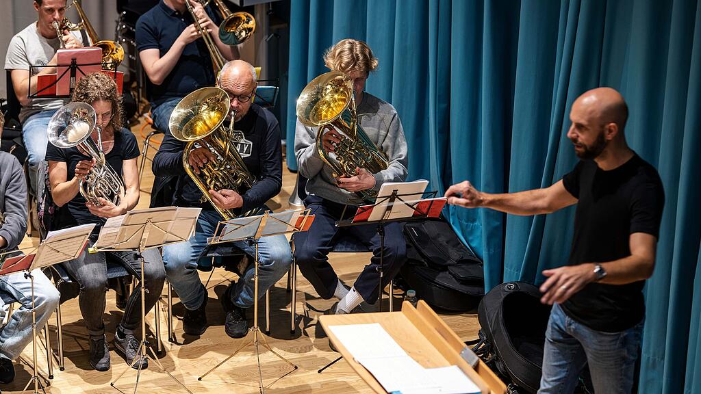 Die Brass Band Musikgesellschaft Root mit Dirigent Roman Caprez bei der ...