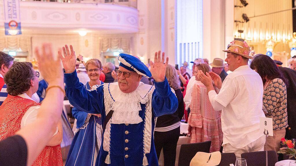 Kurt II. Bohny inmitten seiner Gefolgschaft./>