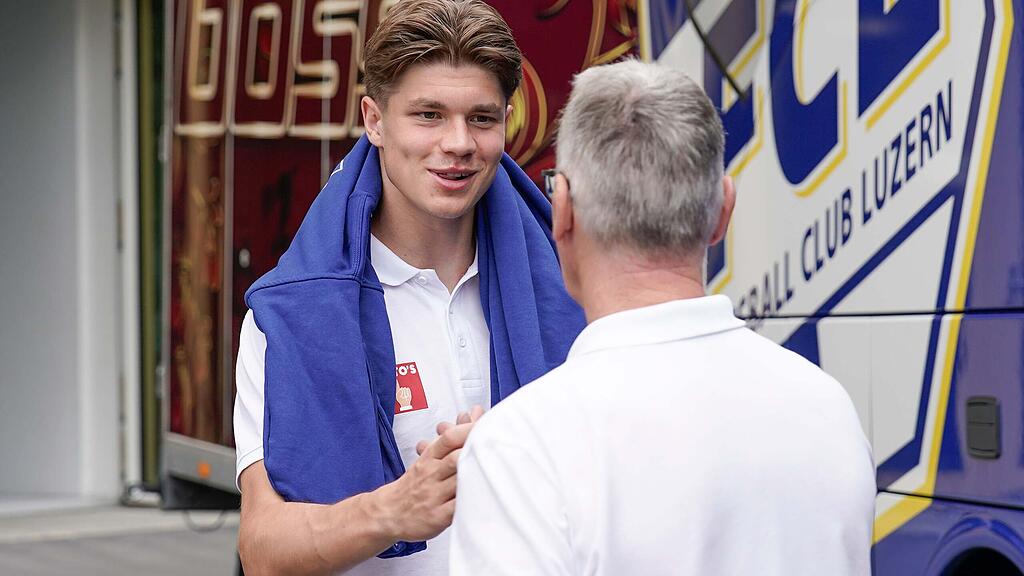 Der 20-jährige FCL-Mittelstürmer Lars Villiger beim Handschlag mit Car ...