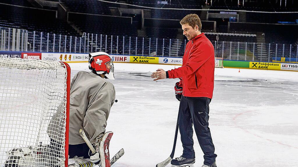 Peter Mettler (rechts) im Goalietraining mit Leonardo Genoni.