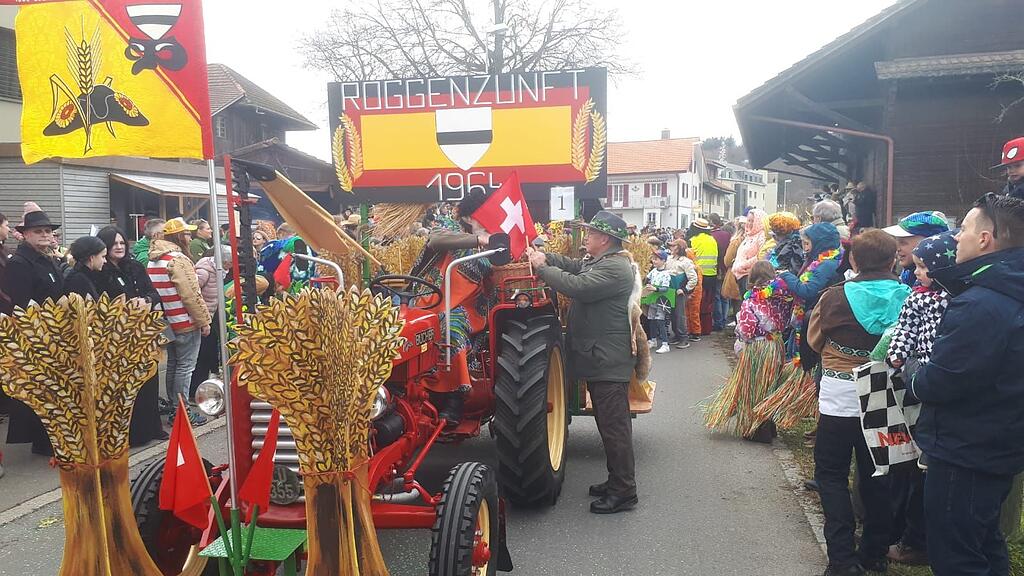 Gefürchige Gestalten und krachende Guuggenmusigen: Der «Rüüdig Sonntig ...