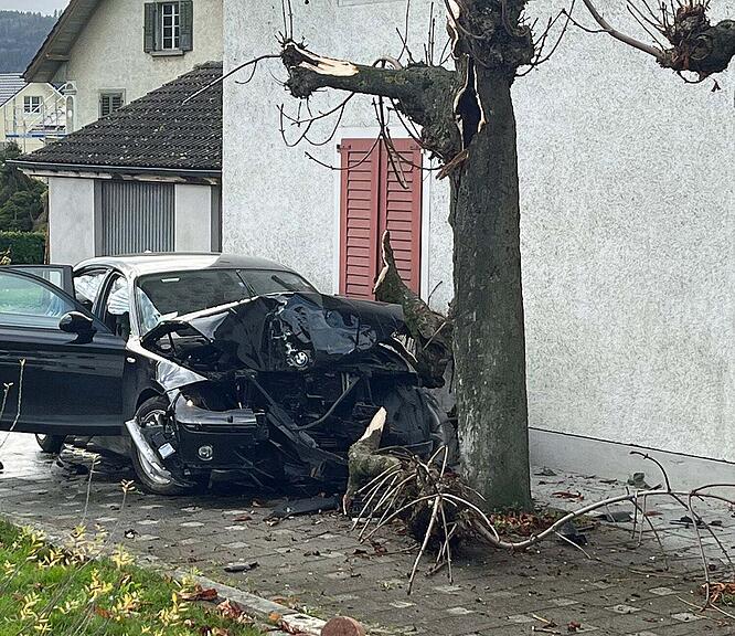 Nach Frontalkollision mit Baum: Autofahrerin erheblich verletzt