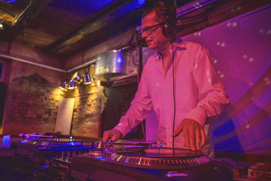DJ Alexander sorgt in Stans für Vinyl-Nostalgie