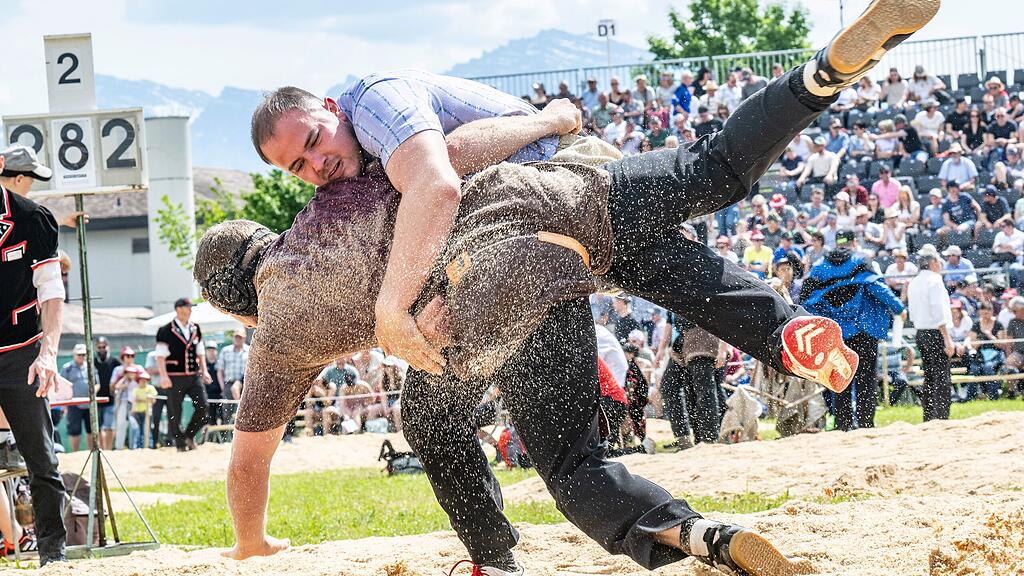 Christian Huser, Oberseetal (dunkle Hose), wehrt sich gegen den starken ...