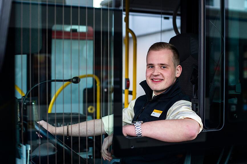 Er ist der jüngste Postauto-Chauffeur der Schweiz – unterwegs auf einer der schönsten ...