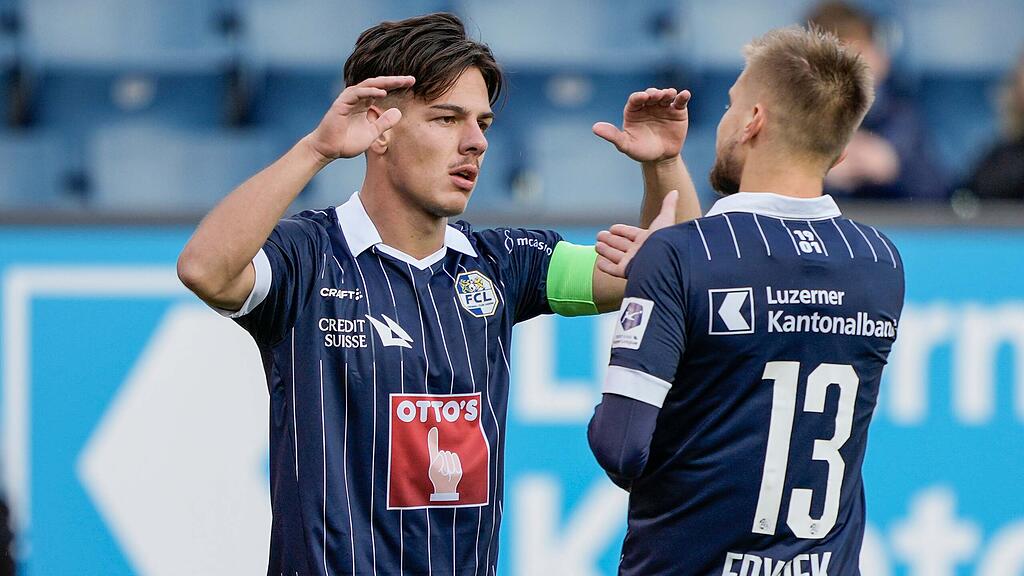 Captain Ardon Jashari freut sich mit Martin Frydek über ein Tor des FC ...