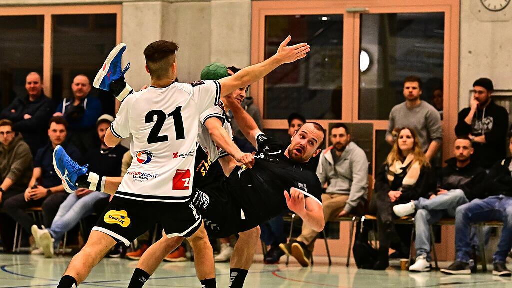 Die Muotathaler, hier mit Kevin Heinzer in spektakulärer Flugposition ...