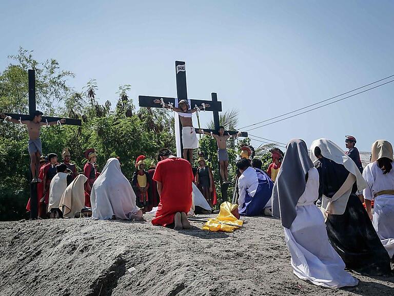 Zahlreiche Philippiner lassen sich kreuzigen