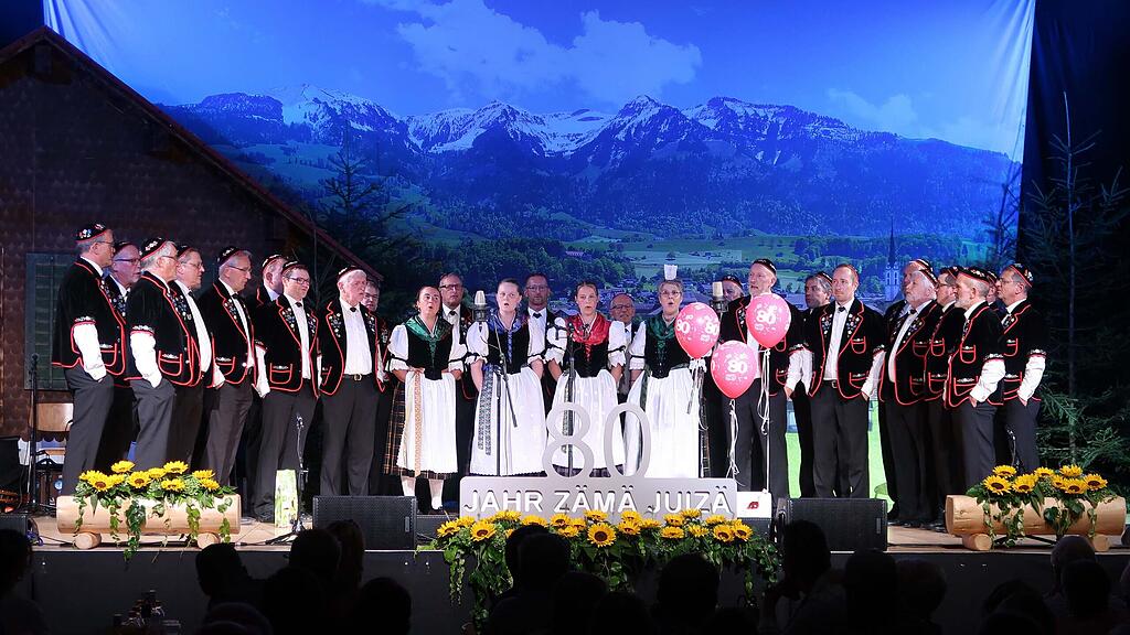 Die Jodler stellten sich vor einem prächtigen Panorama auf.