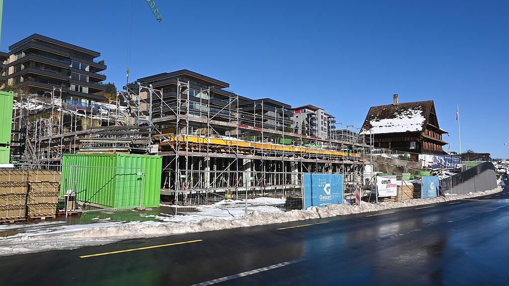 Die Überbauung Räben im Hintergrund. An der Hauptstrasse wird das Wohn ...