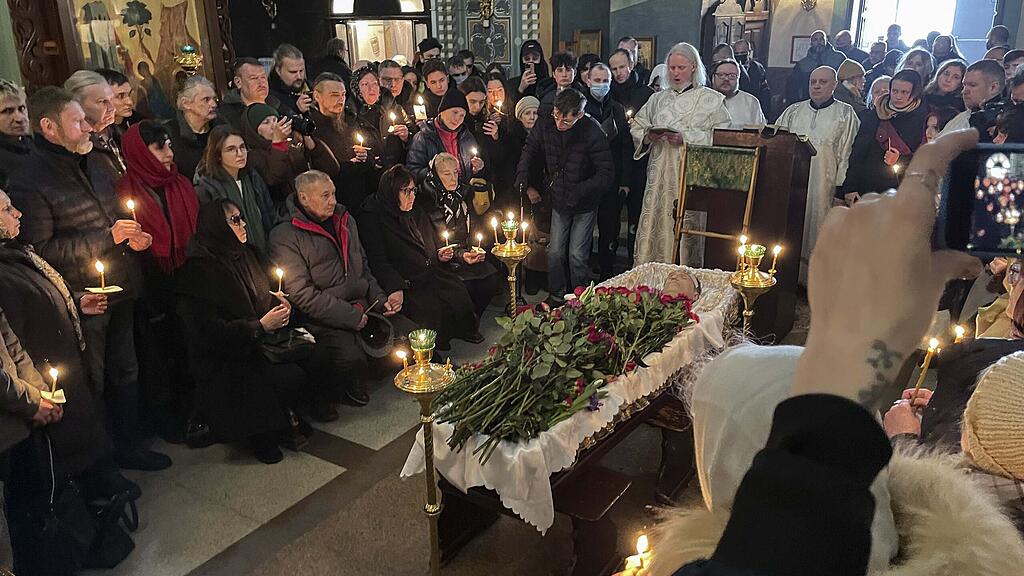 Seine engsten Verwandten erweisen ihm die letzte Ehre: Alexej Nawalny ...