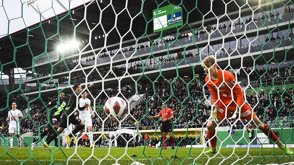 Luzerns 19-jähriger Torhüter Pascal Loretz ist gegen den Elfmeter von ...