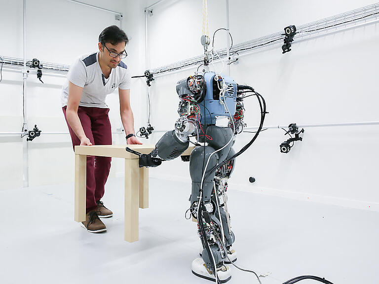 Wie Roboter lernen beim Tragen zu helfen