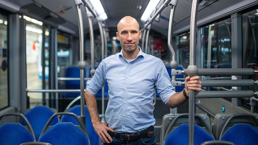 VBL-CEO Laurent Roux in einem Bus im Depot Weinbergli.