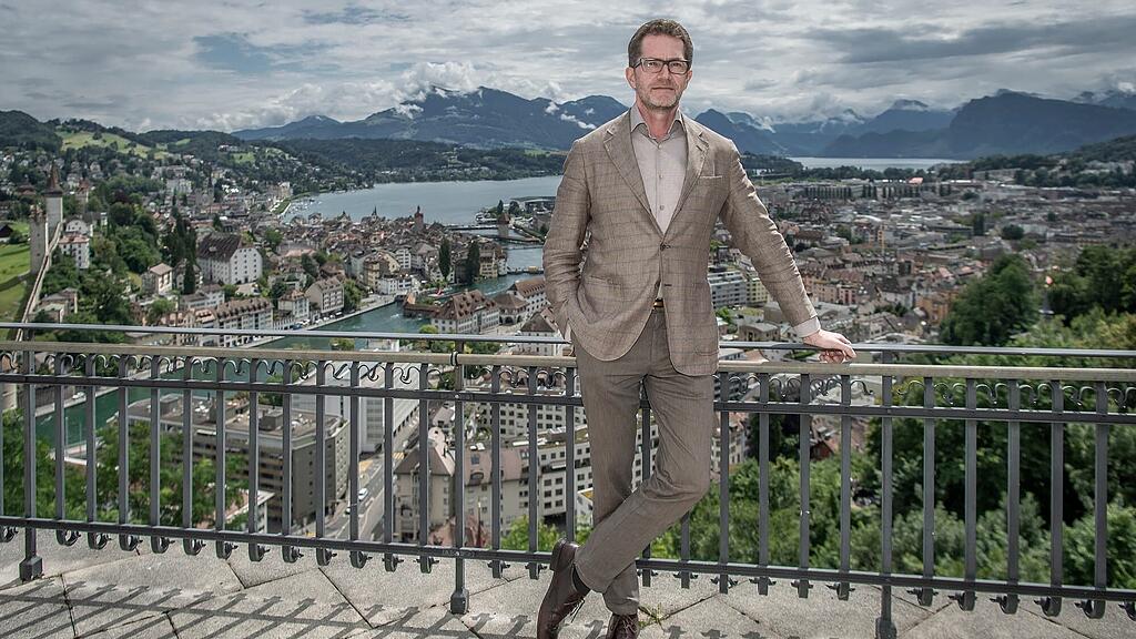Kirill Androsov auf der Terrasse des «Gütsch», im Hintergrund die Stadt ...