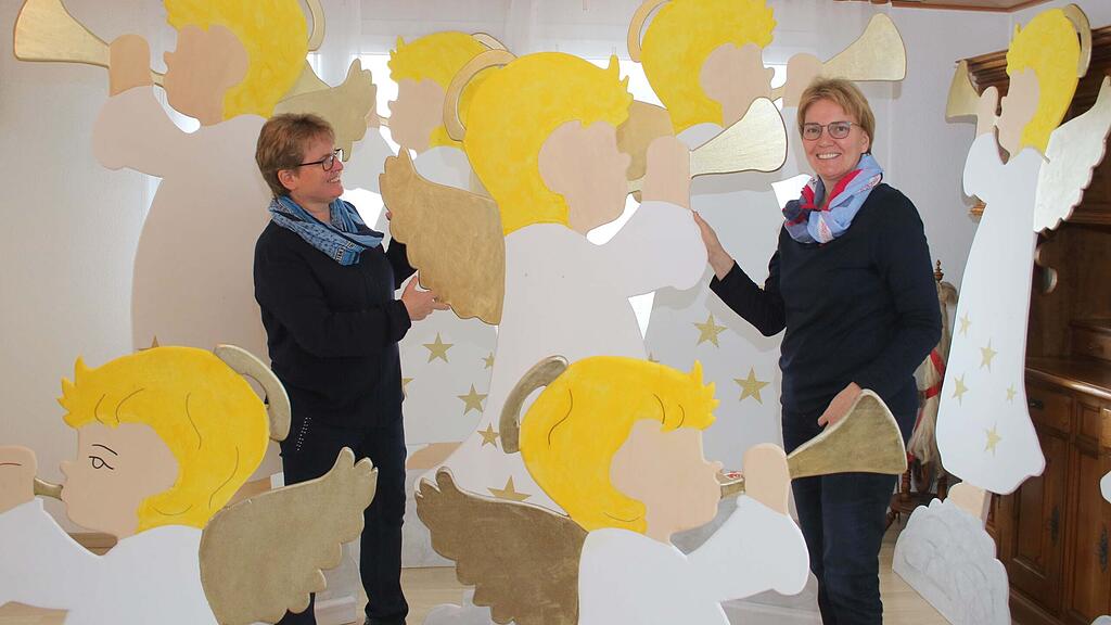 Petra Vogler-Rohrer (links) und Andrea Rohrer inmitten ihrer Engel.