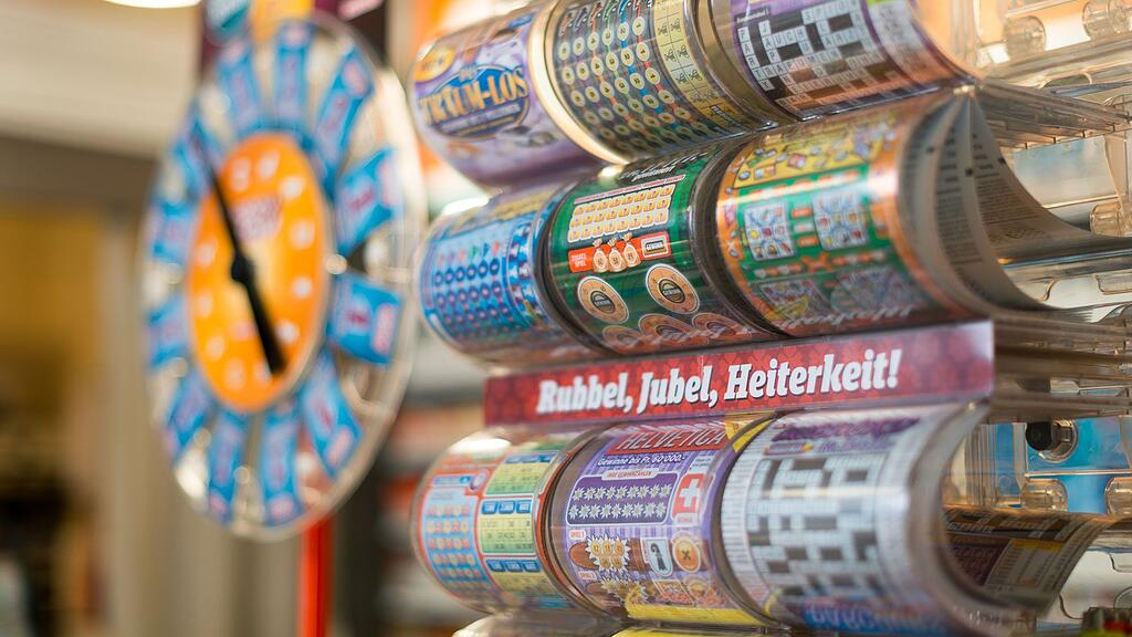 Unter anderem am Kiosk kann man das Adventslos kaufen. Der Millionenlos ...