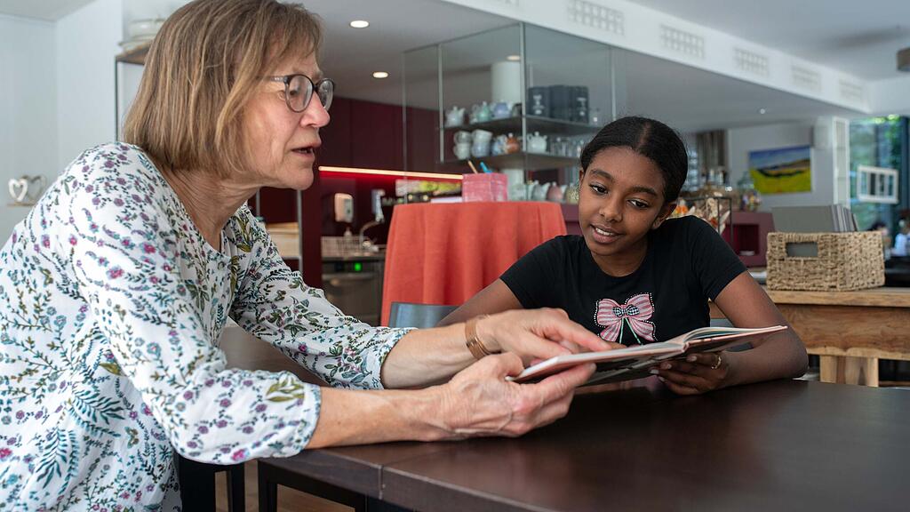 Edith Betschart und die Primarschülerin Hishma Ismail bei einer Lesestunde.