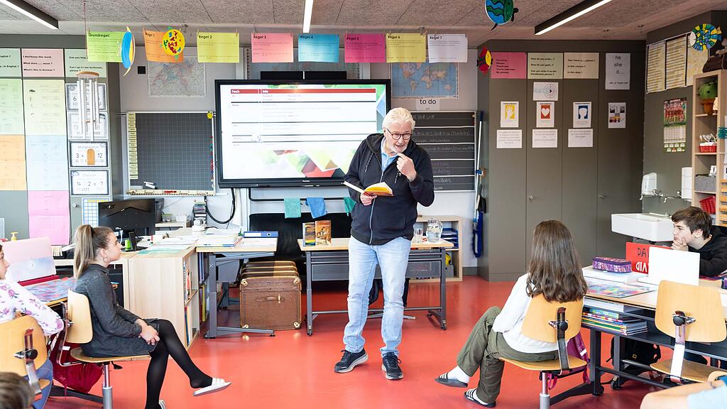 Kinderbuchautor Joachim Friedrich an einer Lesung in der Schule Reiden.