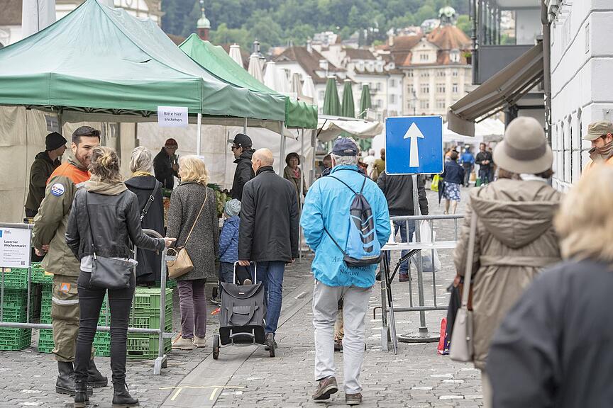 Einbahnsystem am Luzerner Wochenmarkt bewährt sich auch am Samstag