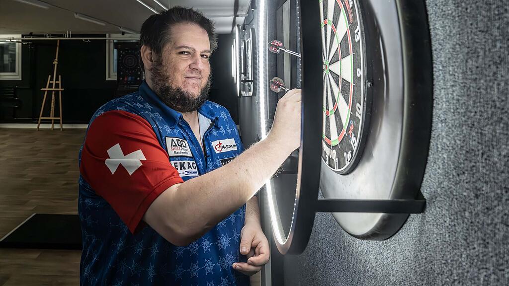 Stefan Bellmont in seinem Dart-Keller Belli’s Darts House.