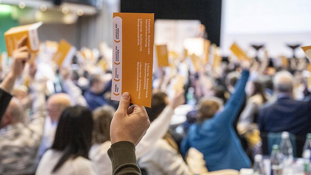 Die Delegierten der Mitte Schweiz fassten in Schwyz auch die Parolen ...