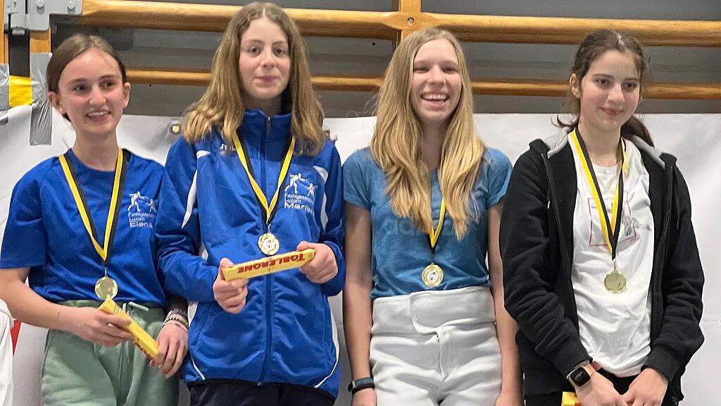 Das Bild zeigt die Fechterinnen der Fechtgesellschaft Luzern mit Amélie ...