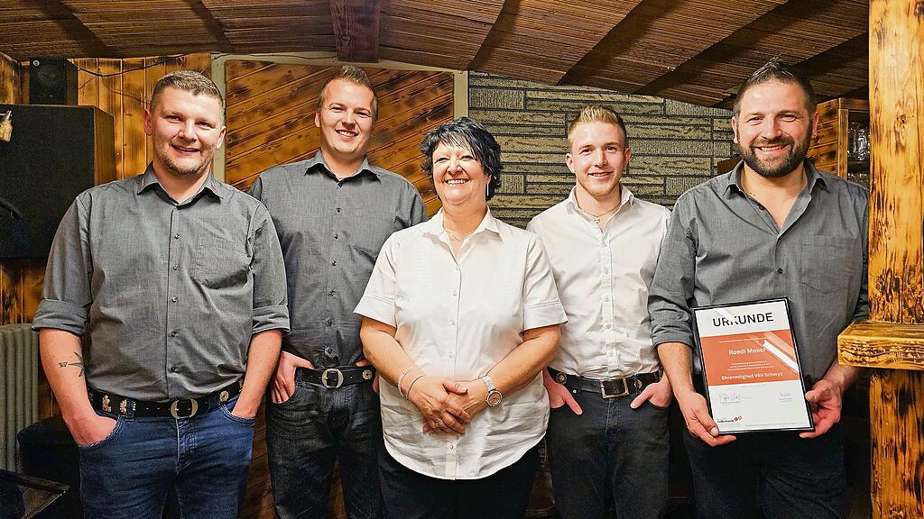 Von links: VSV-Schwyz-Präsident Stefan von Rickenbach mit Vizepräsident Adrian Schuler sowie den ...