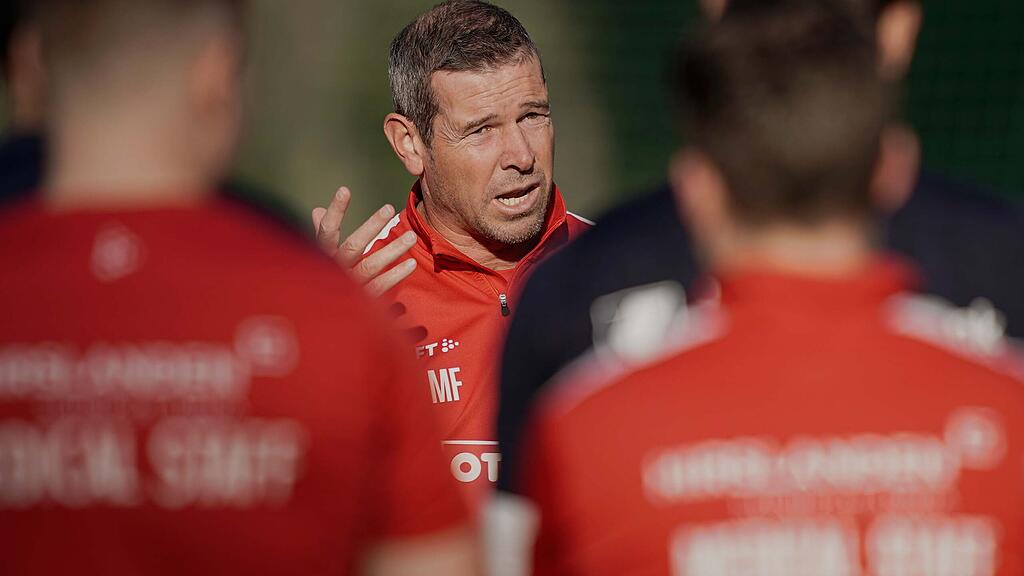 FCL-Trainer Mario Frick spricht im Trainingslager in Marbella zu seinen ...
