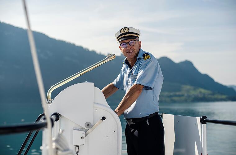 Der Kapitän nimmt uns mit an Bord und unter Deck