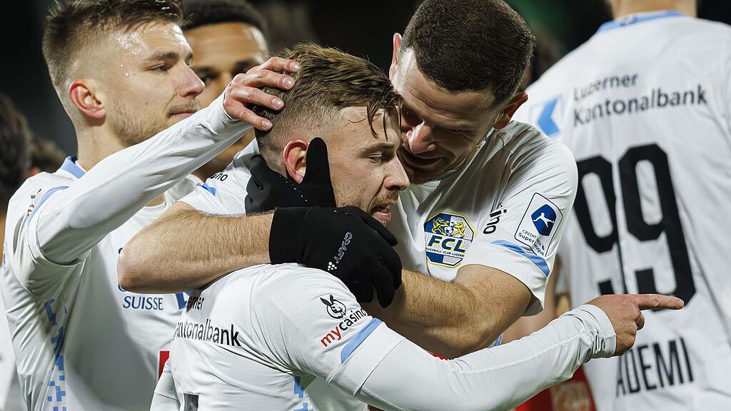 Max Meyer (vorne) wird von Denis Simani (rechts) und Martin Frydek ...