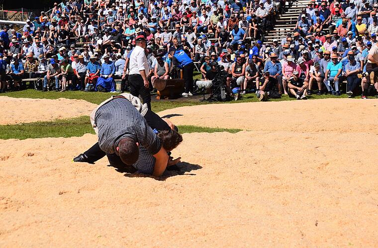 Urner Schwinger Stefan Arnold holt seinen vierten Stoos-Kranz