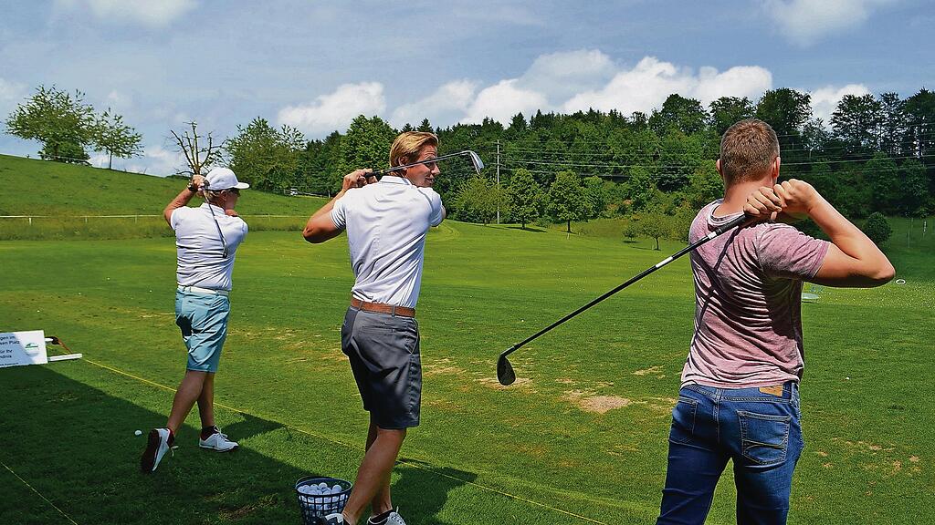 Üben mit den Golf-Pros auf der Driving Range.