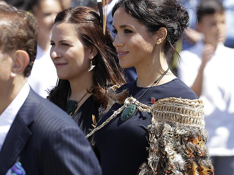 Meghan bekommt Maori-Umhang geschenkt