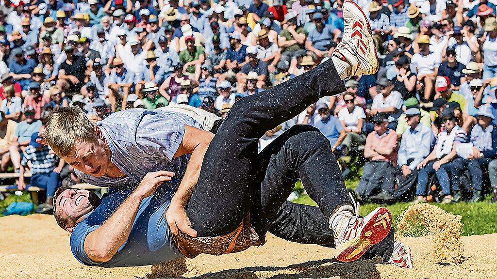 Der Ingenbohler Silvan Appert (oben) zeigte sich mit seiner Leistung ...