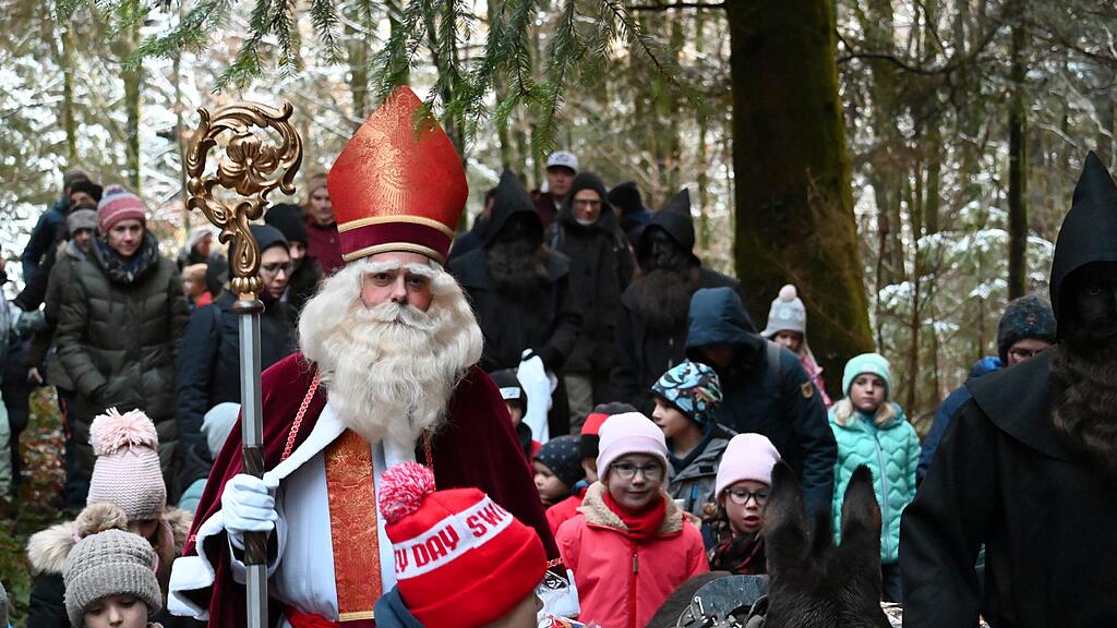 Der Samichlaus kommt aus dem Wald.