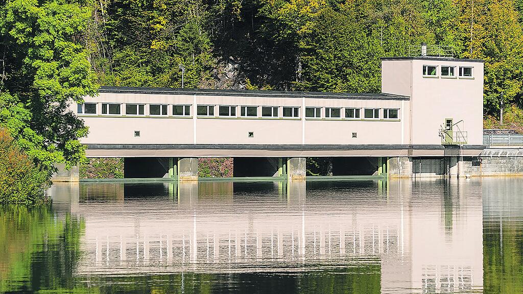 Der Staudamm mit Aufbauten.