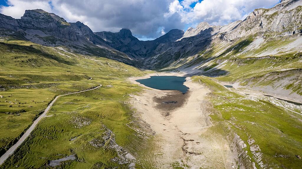 Der Glattalp-Stausee im Sommer, hier fast ausgetrocknet.