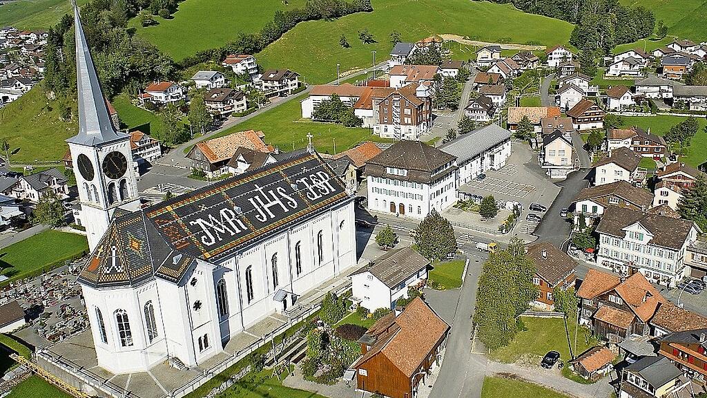 Die Pfarrkirche in Rothenthurm.