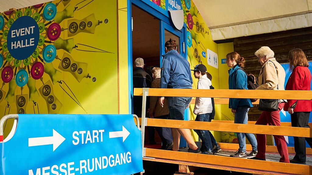 Besucher der Zuger Messe betreten die Event-Halle.