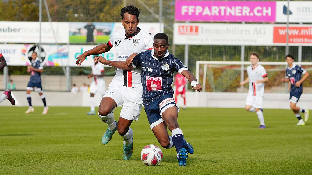 FCL-Mittelfeldspieler Teddy Okou (rechts) im Zweikampf mit Aaraus ...