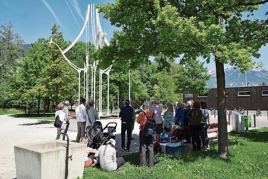Skulptur von Schang Hutter wertet Sarner Seefeld auf