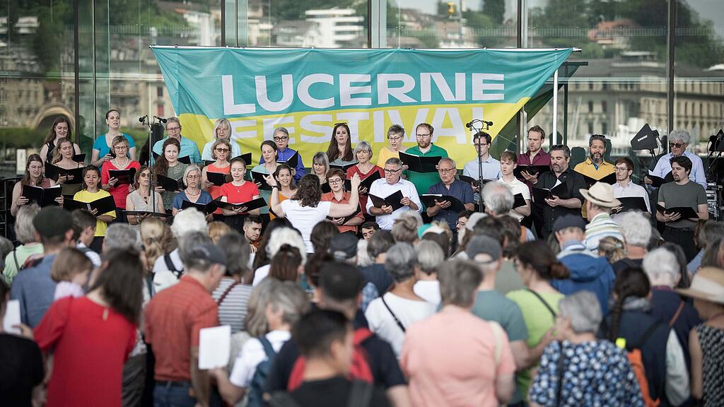 «Singen für Vögel»: Rund 300 Leute machten viel Stimmung.