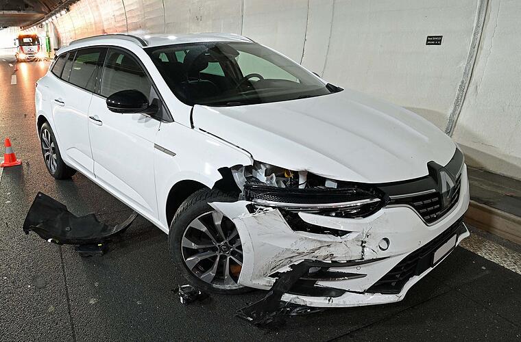 Auto fährt in Steinpfosten und landet auf dem Dach – Unfälle in Kriens fordern zwei Verletzte