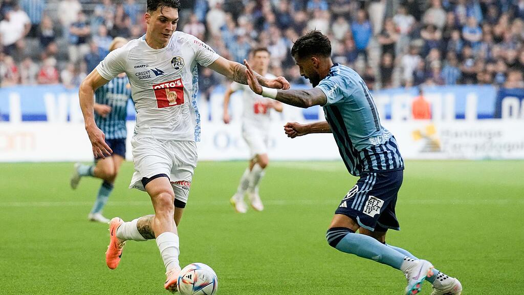 Severin Ottiger mit viel Zug nach vorne gegen Djurgardens Rami Kaib ...