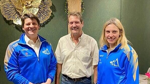 Von links: Präsident Michael Pfyl mit den Geehrten Peter Heinzer und ...