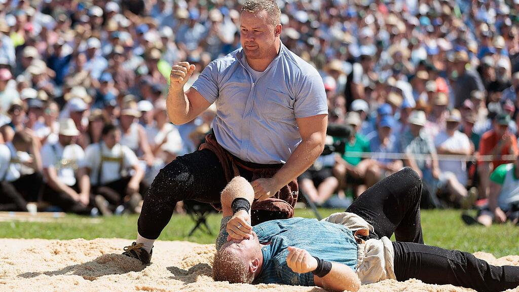 Christian Schuler zeigt Roger Rychen (am Boden) im 4. Gang den Meister.